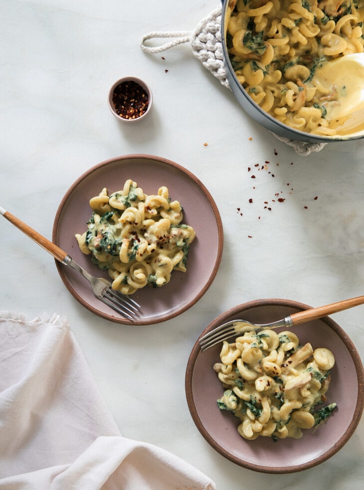 Vegan Macaroni and Cheese with Mushrooms and Kale - A Cozy Kitchen