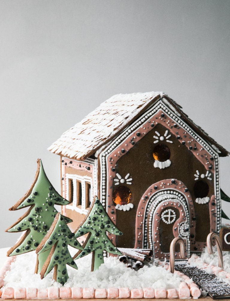 Cozy Gingerbread House - How to Make a Gingebread House